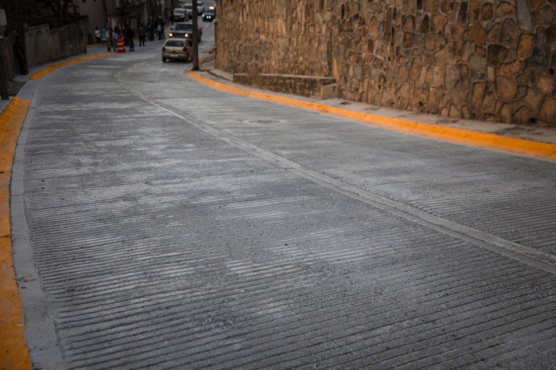 Reconstruyen con concreto calle San Juan, en Santiago